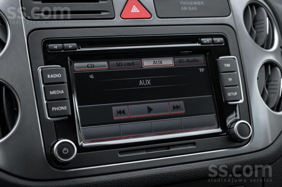 Black Volkswagen Tiguan 2011 in Riga, with an engine capacity of 2.00 L and mileage of 216 thousand km for 7490 €, photo 26 on AUTOMOTO.COM.LV