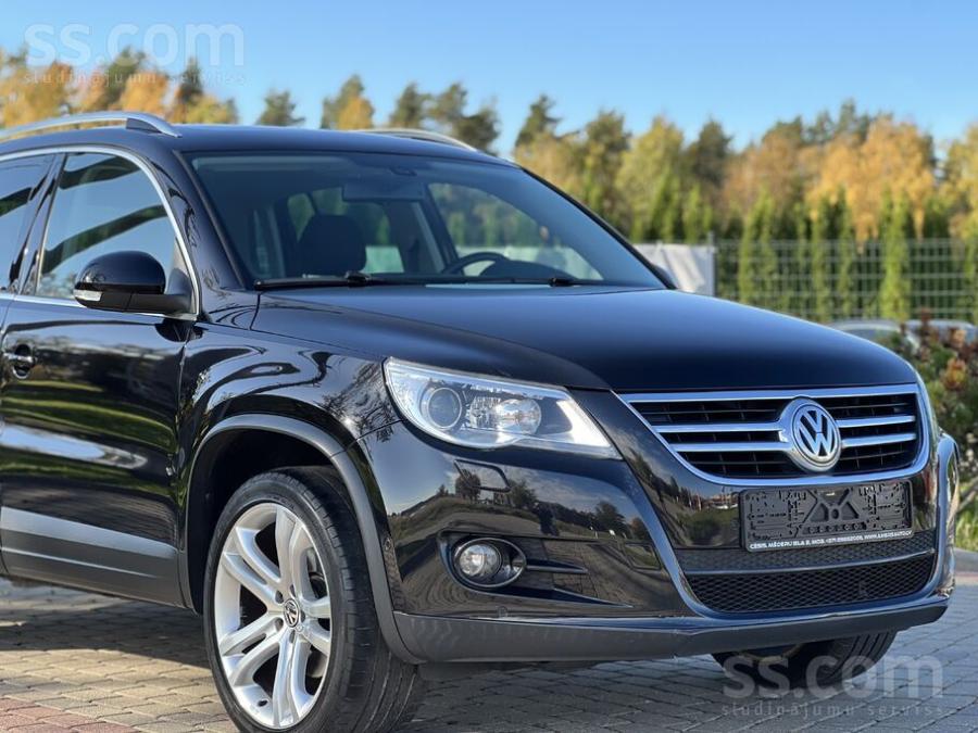 Black Volkswagen Tiguan 2011 in Cesis, with an engine capacity of 2.00 L and mileage of 203 thousand km for 7950 €, photo 1 on AUTOMOTO.COM.LV