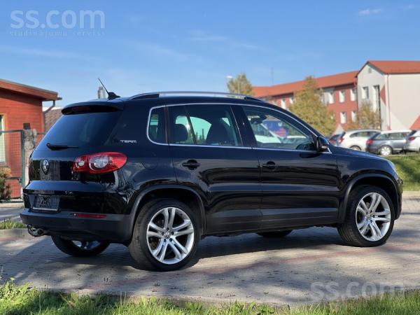 Volkswagen Tiguan 2011 in Cesis on AUTOMOTO.COM.LV Black Volkswagen Tiguan 2011 in Cesis, with an engine capacity of 2.00 L and mileage of 203 thousand km for 7950 €, photo 4 on AUTOMOTO.COM.LV