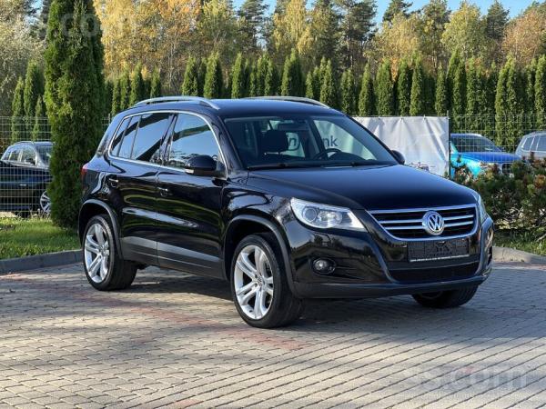 Volkswagen Tiguan 2011 in Cesis on AUTOMOTO.COM.LV Black Volkswagen Tiguan 2011 in Cesis, with an engine capacity of 2.00 L and mileage of 203 thousand km for 7950 €, photo 5 on AUTOMOTO.COM.LV
