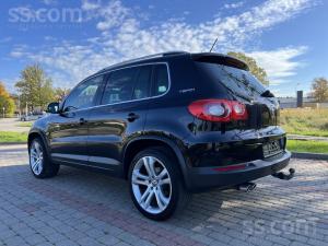 Black Volkswagen Tiguan 2011 in Cesis, with an engine capacity of 2.00 L and mileage of 203 thousand km for 7950 €, photo 6 on AUTOMOTO.COM.LV