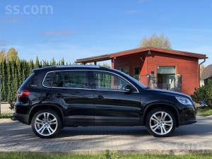 Black Volkswagen Tiguan 2011 in Cesis, with an engine capacity of 2.00 L and mileage of 203 thousand km for 7950 €, photo 7 on AUTOMOTO.COM.LV