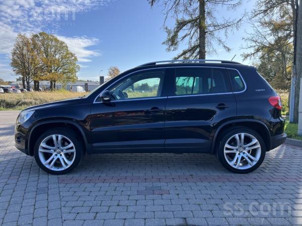 Volkswagen Tiguan 2011 in Cesis on AUTOMOTO.COM.LV Black Volkswagen Tiguan 2011 in Cesis, with an engine capacity of 2.00 L and mileage of 203 thousand km for 7950 €, photo 8 on AUTOMOTO.COM.LV