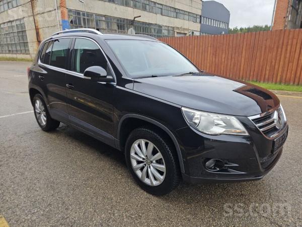 Volkswagen Tiguan 2011 in Cesis on AUTOMOTO.COM.LV Black Volkswagen Tiguan 2011 in Cesis, with an engine capacity of 1.40 L and mileage of 221 thousand km for 6700 €, photo 4 on AUTOMOTO.COM.LV