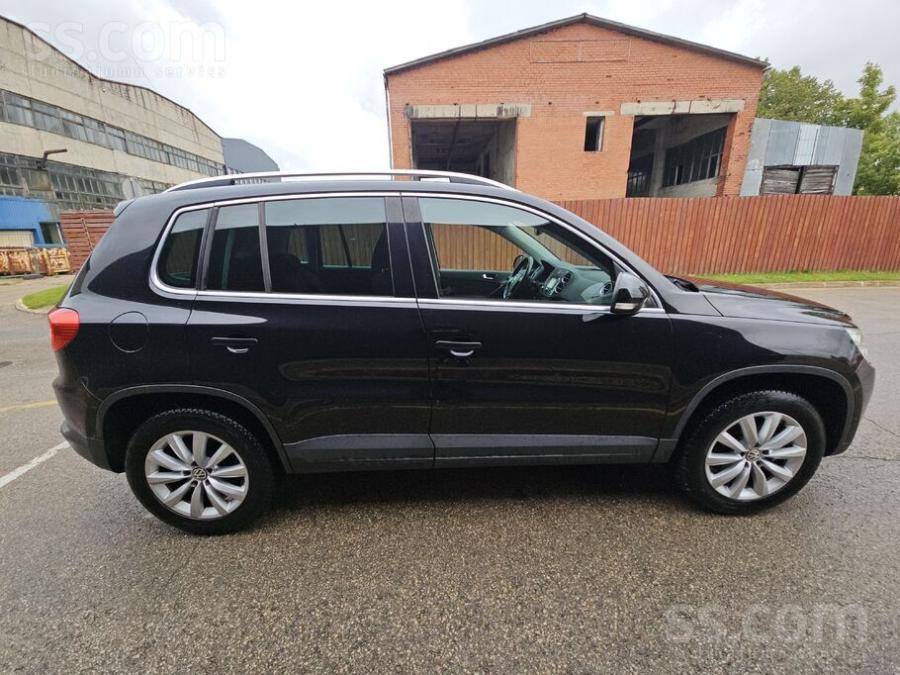 Black Volkswagen Tiguan 2011 in Cesis, with an engine capacity of 1.40 L and mileage of 221 thousand km for 6700 €, photo 5 on AUTOMOTO.COM.LV