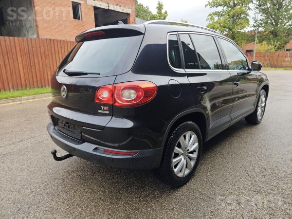 Volkswagen Tiguan 2011 in Cesis on AUTOMOTO.COM.LV Black Volkswagen Tiguan 2011 in Cesis, with an engine capacity of 1.40 L and mileage of 221 thousand km for 6700 €, photo 6 on AUTOMOTO.COM.LV