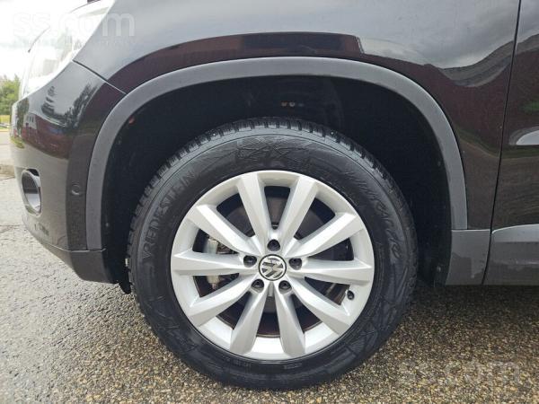 Volkswagen Tiguan 2011 in Cesis on AUTOMOTO.COM.LV Black Volkswagen Tiguan 2011 in Cesis, with an engine capacity of 1.40 L and mileage of 221 thousand km for 6700 €, photo 10 on AUTOMOTO.COM.LV