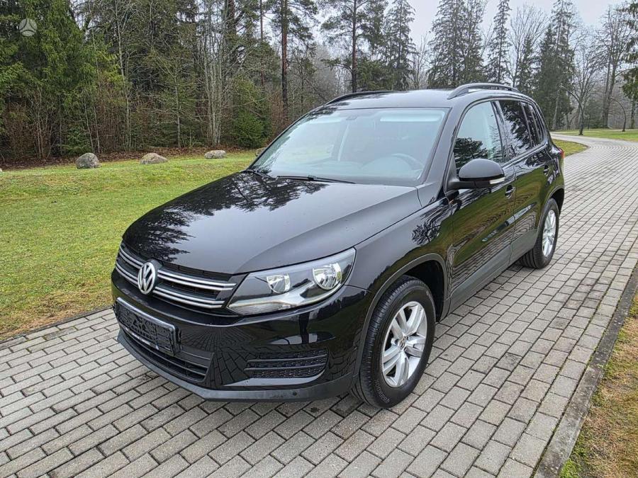 Black Volkswagen Tiguan 2012 in Telschi, with an engine capacity of 1.97 L and mileage of 299 thousand km for 7900 €, photo 1 on AUTOMOTO.COM.LV