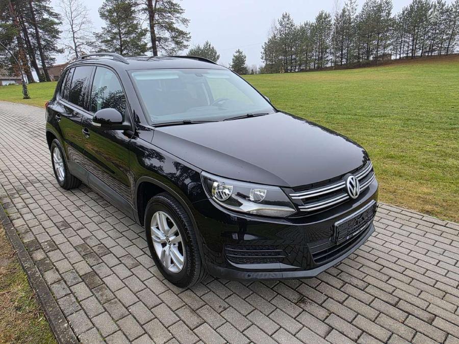 Black Volkswagen Tiguan 2012 in Telschi, with an engine capacity of 1.97 L and mileage of 299 thousand km for 7900 €, photo 2 on AUTOMOTO.COM.LV