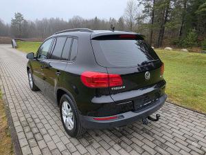 Black Volkswagen Tiguan 2012 in Telschi, with an engine capacity of 1.97 L and mileage of 299 thousand km for 7900 €, photo 4 on AUTOMOTO.COM.LV