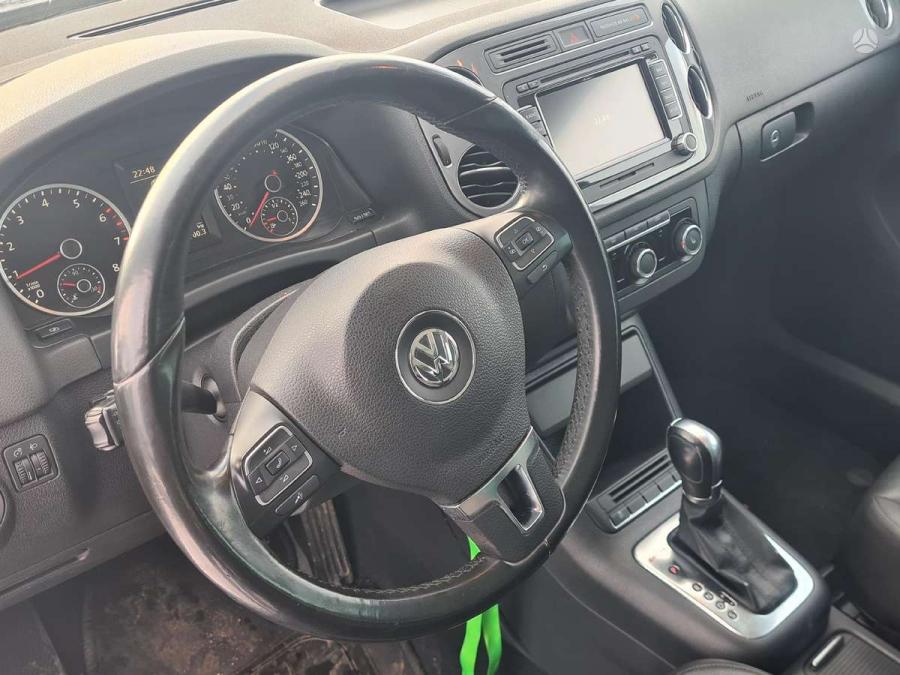 Black Volkswagen Tiguan 2012 in Utena, with an engine capacity of 2.00 L and mileage of 165 thousand km for 7750 €, photo 8 on AUTOMOTO.COM.LV