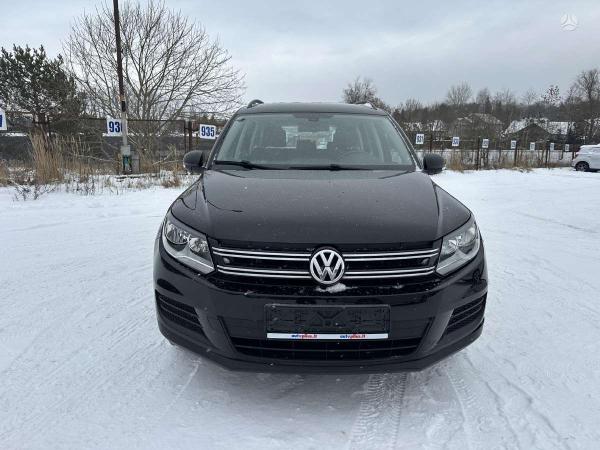 Black Volkswagen Tiguan 2012 in Alytus, with an engine capacity of 1.97 L and mileage of 287 thousand km for 6795 €, photo 2 on AUTOMOTO.COM.LV