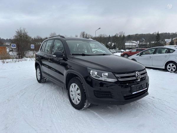 Black Volkswagen Tiguan 2012 in Alytus, with an engine capacity of 1.97 L and mileage of 287 thousand km for 6795 €, photo 3 on AUTOMOTO.COM.LV