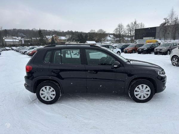 Black Volkswagen Tiguan 2012 in Alytus, with an engine capacity of 1.97 L and mileage of 287 thousand km for 6795 €, photo 4 on AUTOMOTO.COM.LV