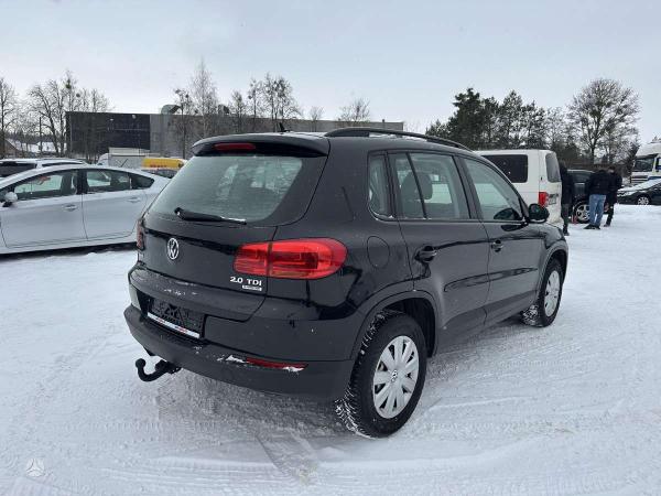 Black Volkswagen Tiguan 2012 in Alytus, with an engine capacity of 1.97 L and mileage of 287 thousand km for 6795 €, photo 5 on AUTOMOTO.COM.LV