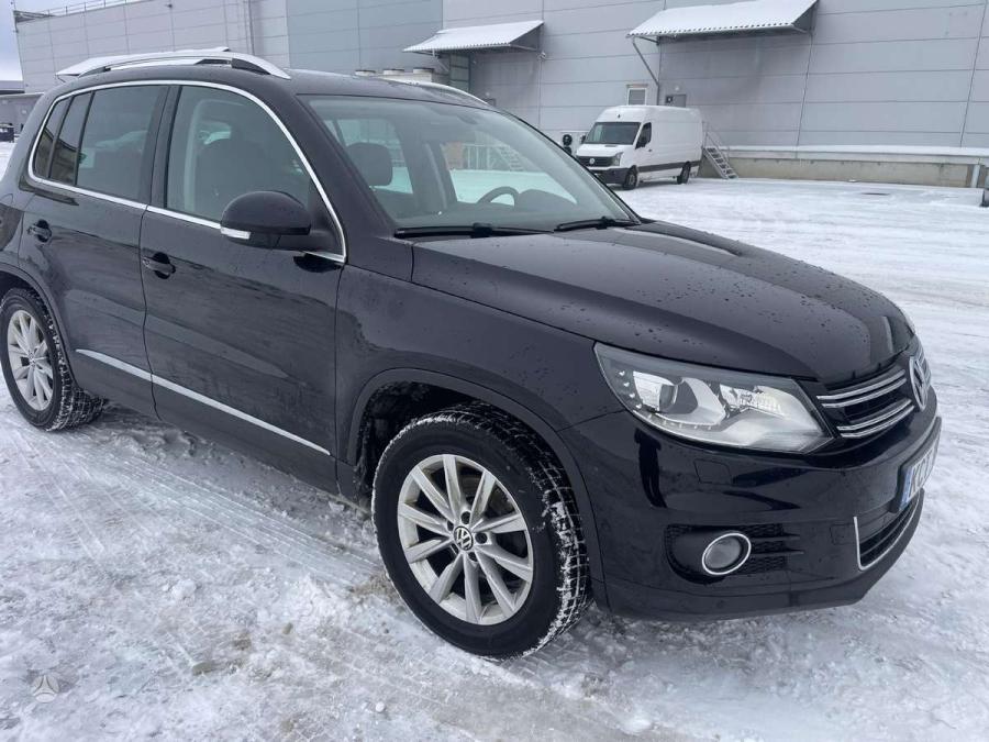 Black Volkswagen Tiguan 2012 in Panevezys, with an engine capacity of 1.98 L and mileage of 337 thousand km for 8300 €, photo 3 on AUTOMOTO.COM.LV