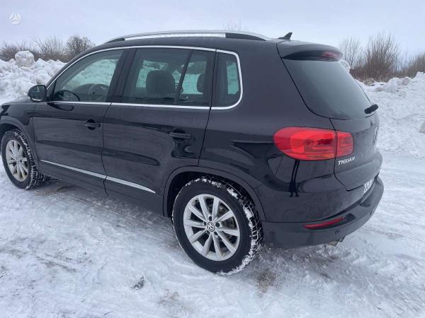 Melns Volkswagen Tiguan 2012 Panevēža, ar dzinēja tilpumu 1.98 L un nobraukumu 337 tūkst. km par 8300 €, foto 4 vietnē AUTOMOTO.COM.LV