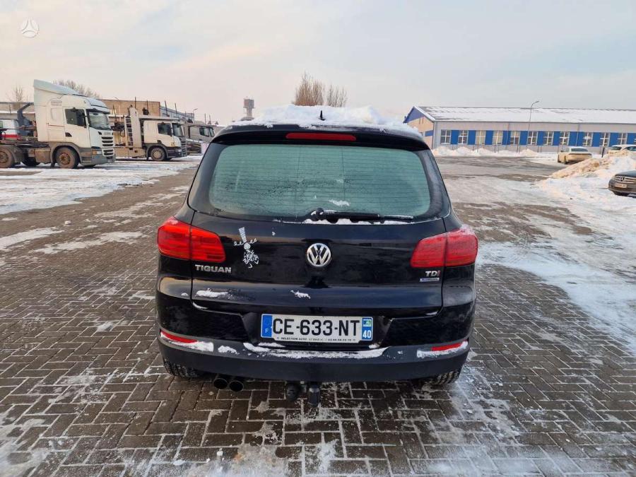 Black Volkswagen Tiguan 2012 in Taurage, with an engine capacity of 1.97 L and mileage of 276 thousand km for 6700 €, photo 4 on AUTOMOTO.COM.LV