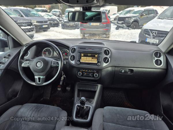 Black Volkswagen Tiguan 2012 in Tartu, with an engine capacity of 2.00 L and mileage of 200 thousand km for 9790 €, photo 5 on AUTOMOTO.COM.LV