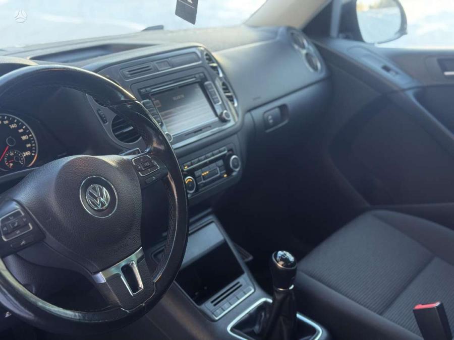 Melns Volkswagen Tiguan 2012 Radviliškis, ar dzinēja tilpumu 2.00 L un nobraukumu 220 tūkst. km par 7500 €, foto 15 vietnē AUTOMOTO.COM.LV
