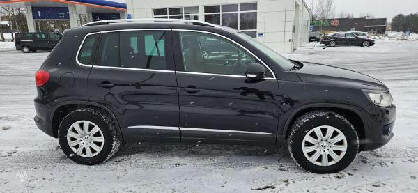 Melns Volkswagen Tiguan 2012 Viļņa, ar dzinēja tilpumu 1.97 L un nobraukumu 314 tūkst. km par 7000 €, foto 4 vietnē AUTOMOTO.COM.LV