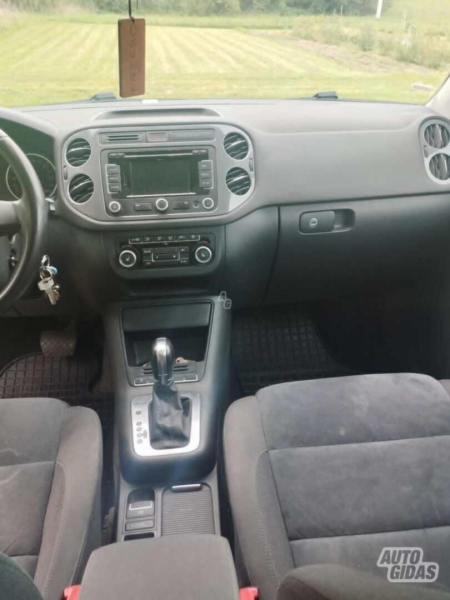 Melns Volkswagen Tiguan 2012 Alīta, ar dzinēja tilpumu 2.00 L un nobraukumu 238 tūkst. km par 8700 €, foto 7 vietnē AUTOMOTO.COM.LV