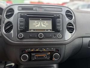 Black Volkswagen Tiguan 2012 in Vilnius, with an engine capacity of 1.97 L and mileage of 243 thousand km for 8500 €, photo 20 on AUTOMOTO.COM.LV