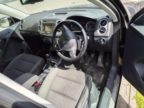 Black Volkswagen Tiguan 2012 in Kaunas, with an engine capacity of 1.97 L and mileage of 250 thousand km for 2700 €, photo 6 on AUTOMOTO.COM.LV
