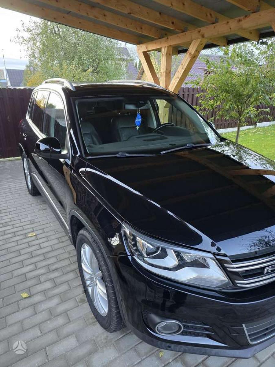 Black Volkswagen Tiguan 2012 in Utena, with an engine capacity of 2.00 L and mileage of 227 thousand km for 8300 €, photo 1 on AUTOMOTO.COM.LV