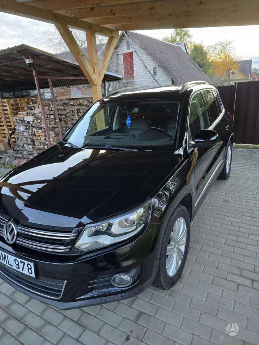 Black Volkswagen Tiguan 2012 in Utena, with an engine capacity of 2.00 L and mileage of 227 thousand km for 8300 €, photo 4 on AUTOMOTO.COM.LV