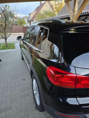 Black Volkswagen Tiguan 2012 in Utena, with an engine capacity of 2.00 L and mileage of 227 thousand km for 8300 €, photo 5 on AUTOMOTO.COM.LV