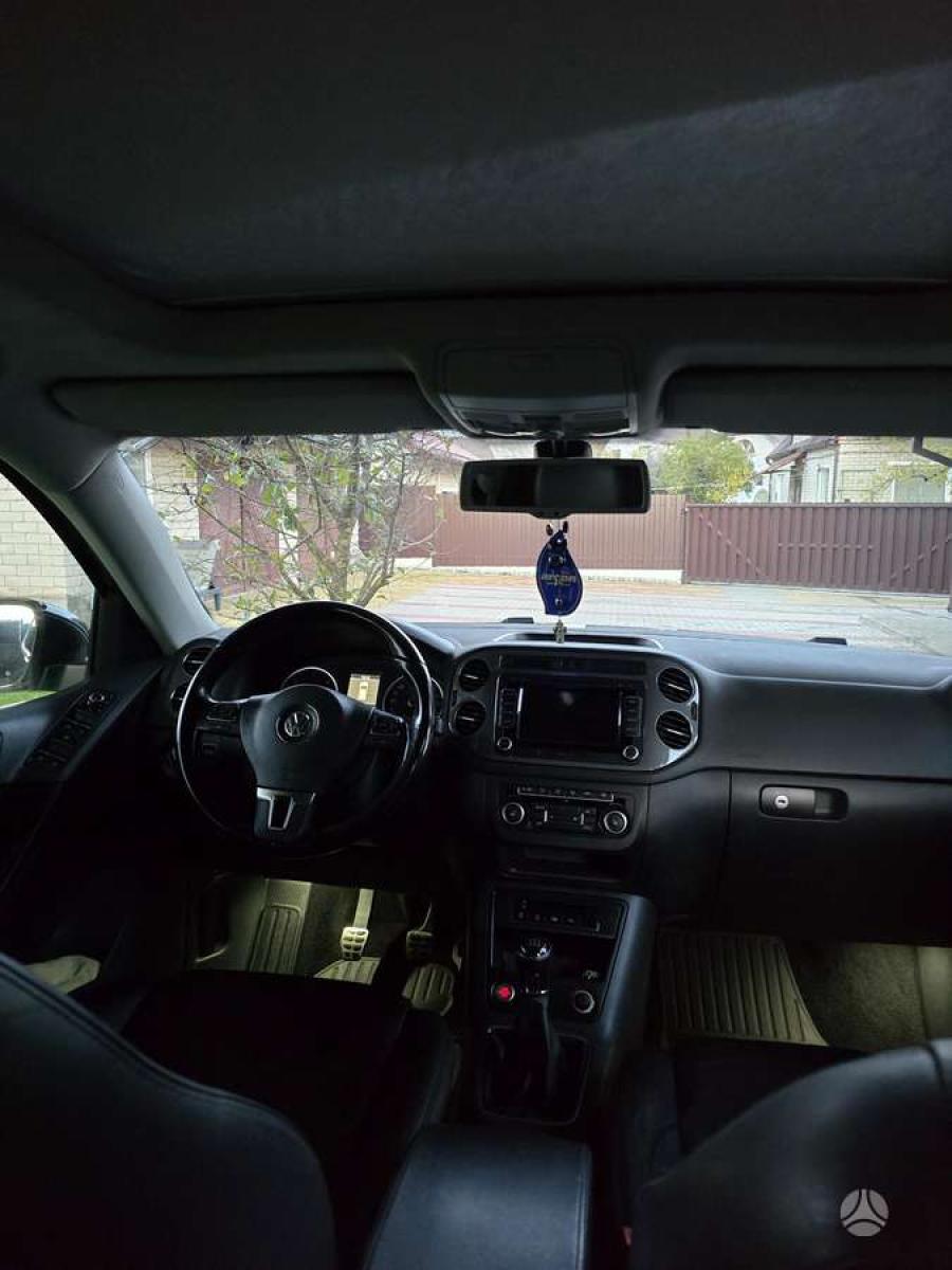 Black Volkswagen Tiguan 2012 in Utena, with an engine capacity of 2.00 L and mileage of 227 thousand km for 8300 €, photo 8 on AUTOMOTO.COM.LV