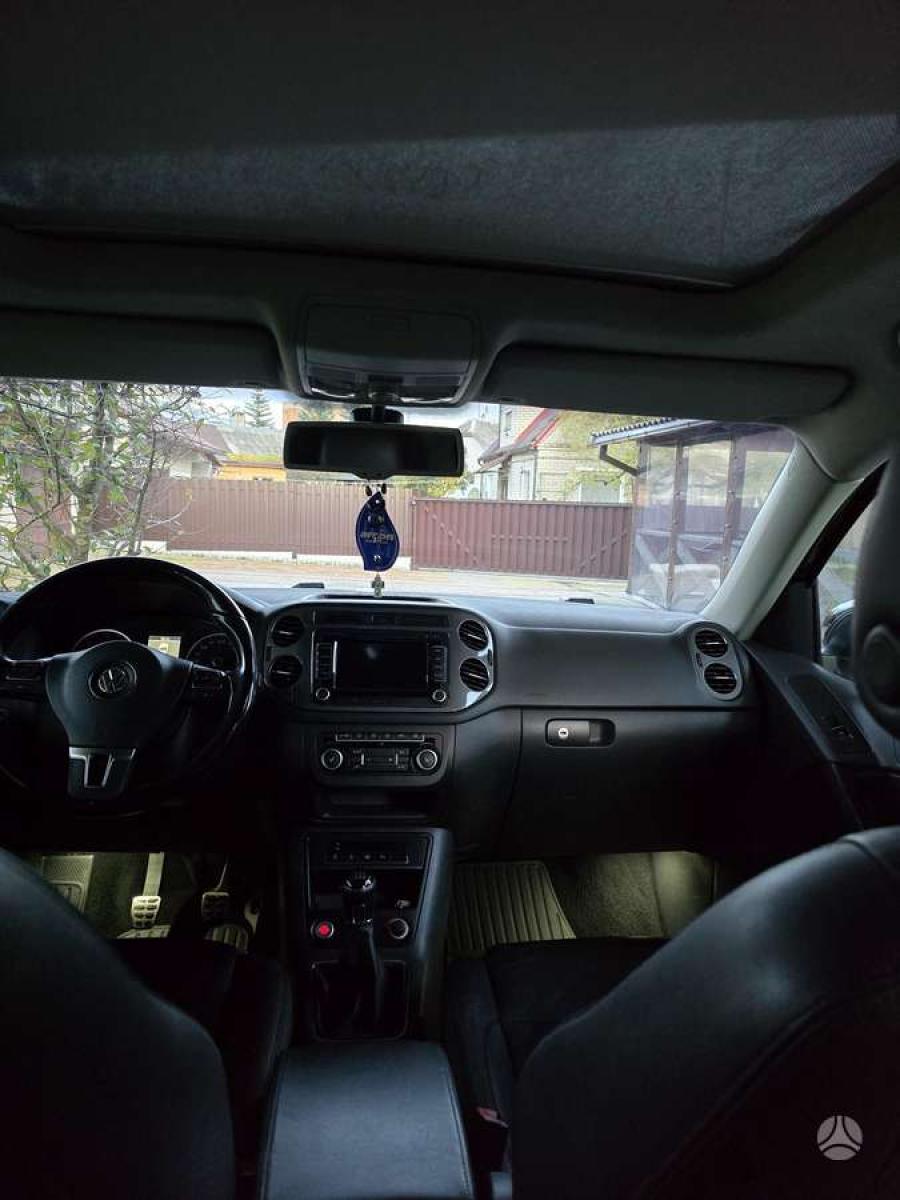 Black Volkswagen Tiguan 2012 in Utena, with an engine capacity of 2.00 L and mileage of 227 thousand km for 8300 €, photo 9 on AUTOMOTO.COM.LV