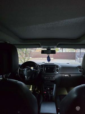 Black Volkswagen Tiguan 2012 in Utena, with an engine capacity of 2.00 L and mileage of 227 thousand km for 8300 €, photo 10 on AUTOMOTO.COM.LV