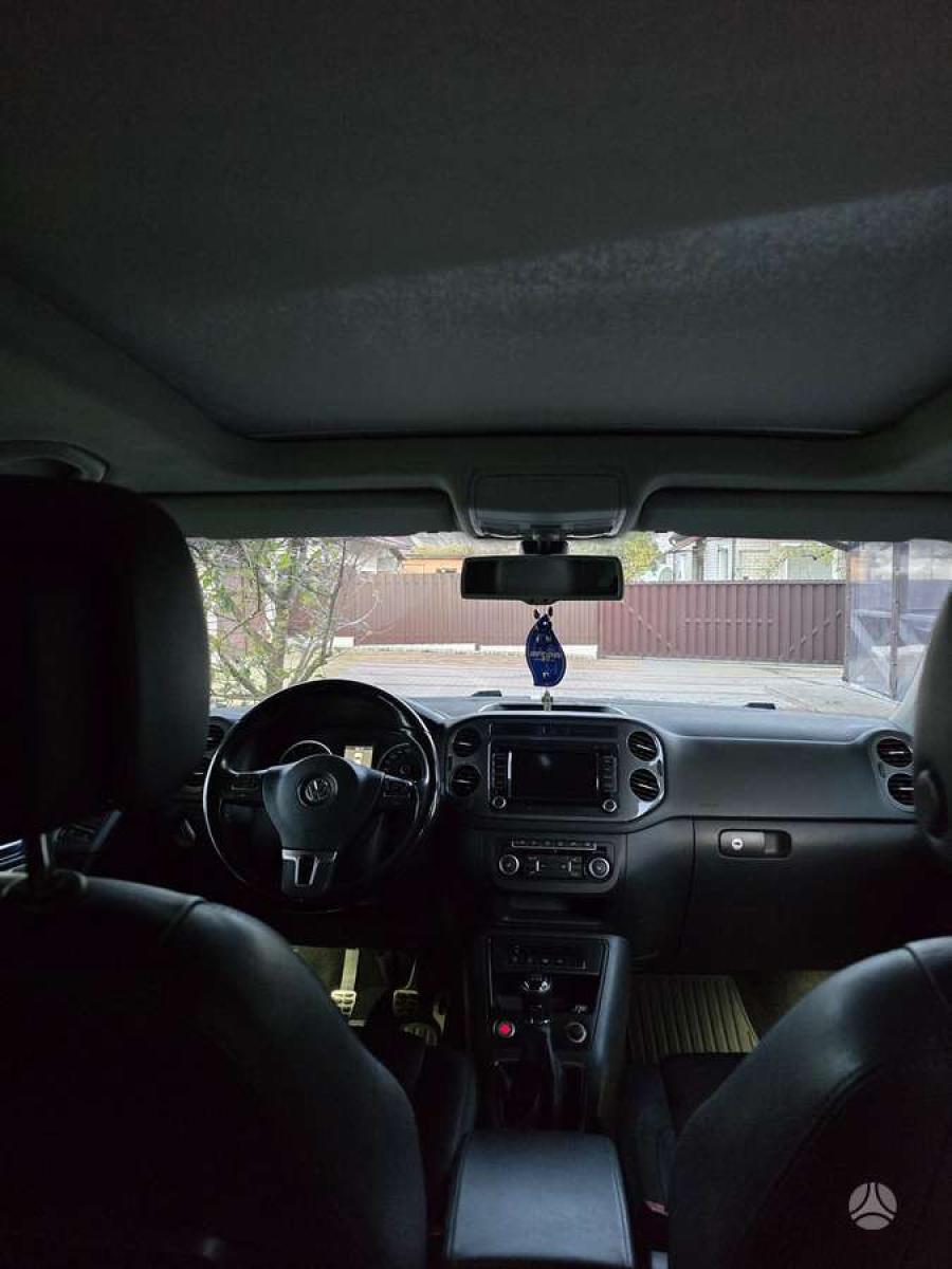 Black Volkswagen Tiguan 2012 in Utena, with an engine capacity of 2.00 L and mileage of 227 thousand km for 8300 €, photo 10 on AUTOMOTO.COM.LV