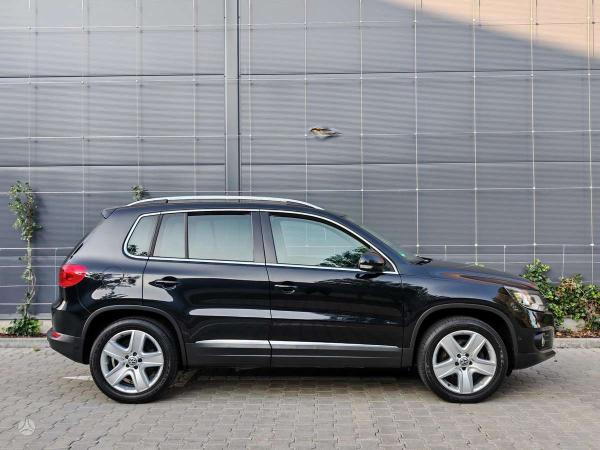 Black Volkswagen Tiguan 2012 in Klaipeda, with an engine capacity of 1.97 L and mileage of 260 thousand km for 8950 €, photo 3 on AUTOMOTO.COM.LV