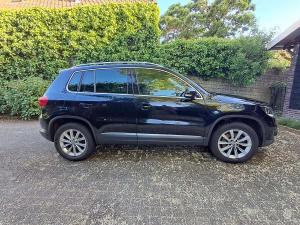 Melns Volkswagen Tiguan 2012 Viļņa, ar dzinēja tilpumu 1.39 L un nobraukumu 234 tūkst. km par 8950 €, foto 40 vietnē AUTOMOTO.COM.LV