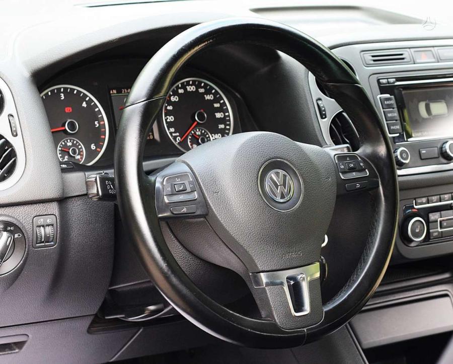 Black Volkswagen Tiguan 2012 in Kretinga, with an engine capacity of 1.97 L and mileage of 264 thousand km for 7999 €, photo 18 on AUTOMOTO.COM.LV