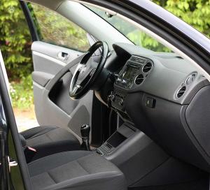 Black Volkswagen Tiguan 2012 in Kretinga, with an engine capacity of 1.97 L and mileage of 264 thousand km for 7999 €, photo 30 on AUTOMOTO.COM.LV