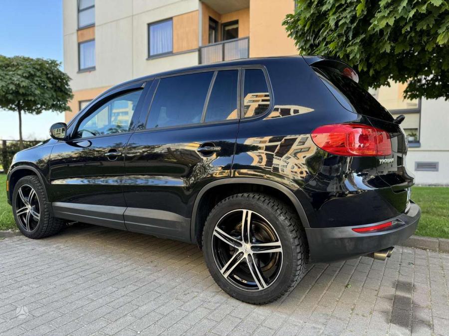 Black Volkswagen Tiguan 2012 in Vilnius, with an engine capacity of 2.00 L and mileage of 238 thousand km for 7300 €, photo 3 on AUTOMOTO.COM.LV