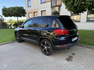 Black Volkswagen Tiguan 2012 in Vilnius, with an engine capacity of 2.00 L and mileage of 238 thousand km for 7300 €, photo 6 on AUTOMOTO.COM.LV