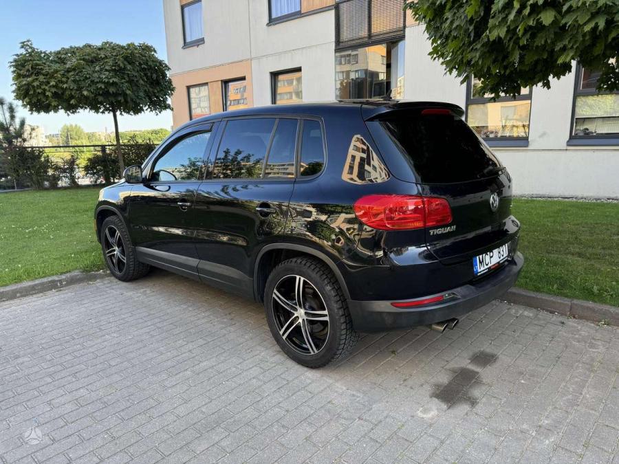 Black Volkswagen Tiguan 2012 in Vilnius, with an engine capacity of 2.00 L and mileage of 238 thousand km for 7300 €, photo 6 on AUTOMOTO.COM.LV