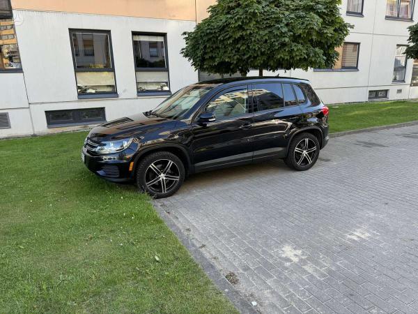 Black Volkswagen Tiguan 2012 in Vilnius, with an engine capacity of 2.00 L and mileage of 238 thousand km for 7300 €, photo 7 on AUTOMOTO.COM.LV