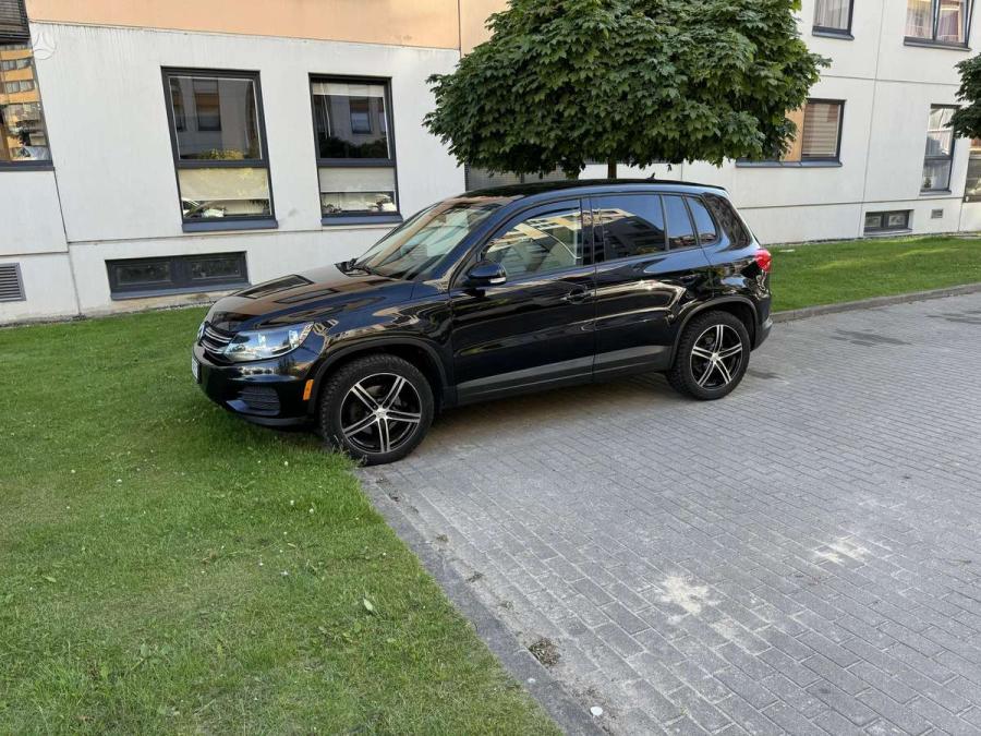 Black Volkswagen Tiguan 2012 in Vilnius, with an engine capacity of 2.00 L and mileage of 238 thousand km for 7300 €, photo 7 on AUTOMOTO.COM.LV