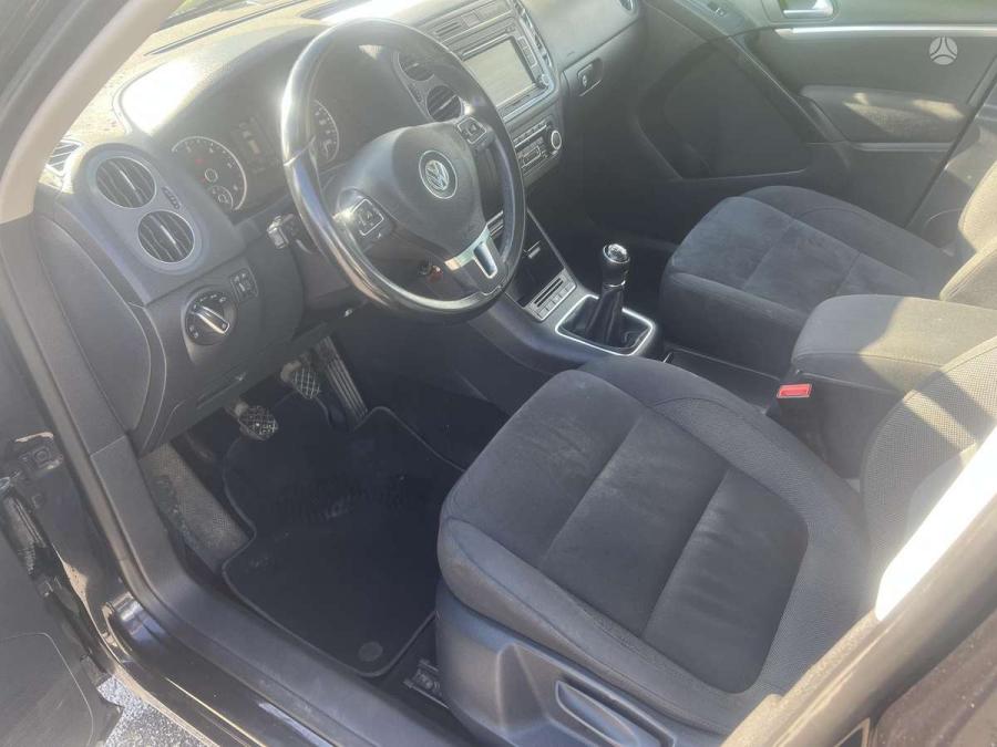 Melns Volkswagen Tiguan 2012 Tauragė, ar dzinēja tilpumu 2.00 L un nobraukumu 152 tūkst. km par 7400 €, foto 7 vietnē AUTOMOTO.COM.LV