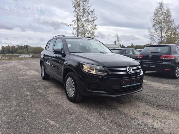 Volkswagen Tiguan 2012 in Cesis on AUTOMOTO.COM.LV Black Volkswagen Tiguan 2012 in Cesis, with an engine capacity of 2.00 L and mileage of 211 thousand km for 7800 €, photo 3 on AUTOMOTO.COM.LV