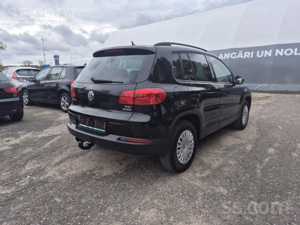 Volkswagen Tiguan 2012 in Cesis on AUTOMOTO.COM.LV Black Volkswagen Tiguan 2012 in Cesis, with an engine capacity of 2.00 L and mileage of 211 thousand km for 7800 €, photo 4 on AUTOMOTO.COM.LV