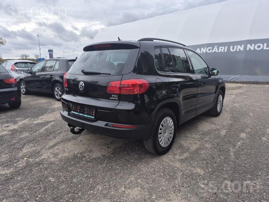 Melns Volkswagen Tiguan 2012 Cēsis, ar dzinēja tilpumu 2.00 L un nobraukumu 211 tūkst. km par 7800 €, foto 4 vietnē AUTOMOTO.COM.LV