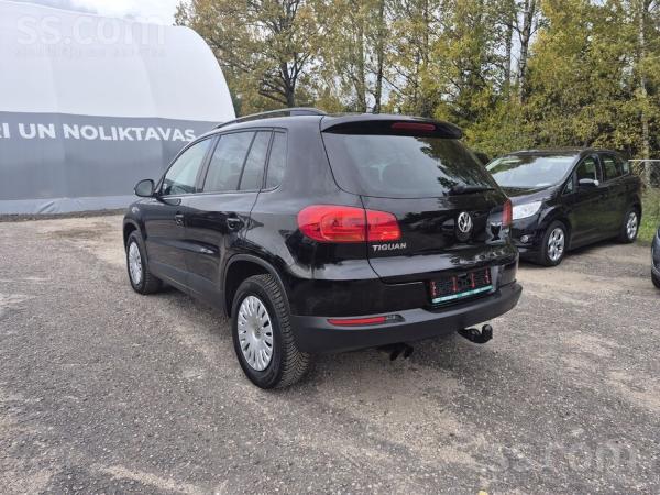 Volkswagen Tiguan 2012 in Cesis on AUTOMOTO.COM.LV Black Volkswagen Tiguan 2012 in Cesis, with an engine capacity of 2.00 L and mileage of 211 thousand km for 7800 €, photo 5 on AUTOMOTO.COM.LV