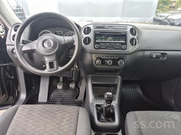 Volkswagen Tiguan 2012 in Cesis on AUTOMOTO.COM.LV Black Volkswagen Tiguan 2012 in Cesis, with an engine capacity of 2.00 L and mileage of 211 thousand km for 7800 €, photo 6 on AUTOMOTO.COM.LV